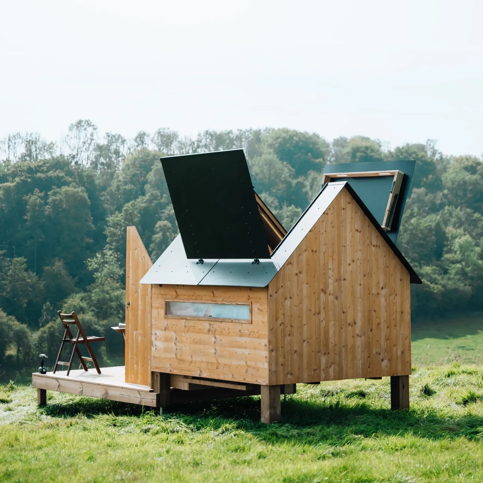 Innovation : une cabane en bois en kit avec… toit ouvrant