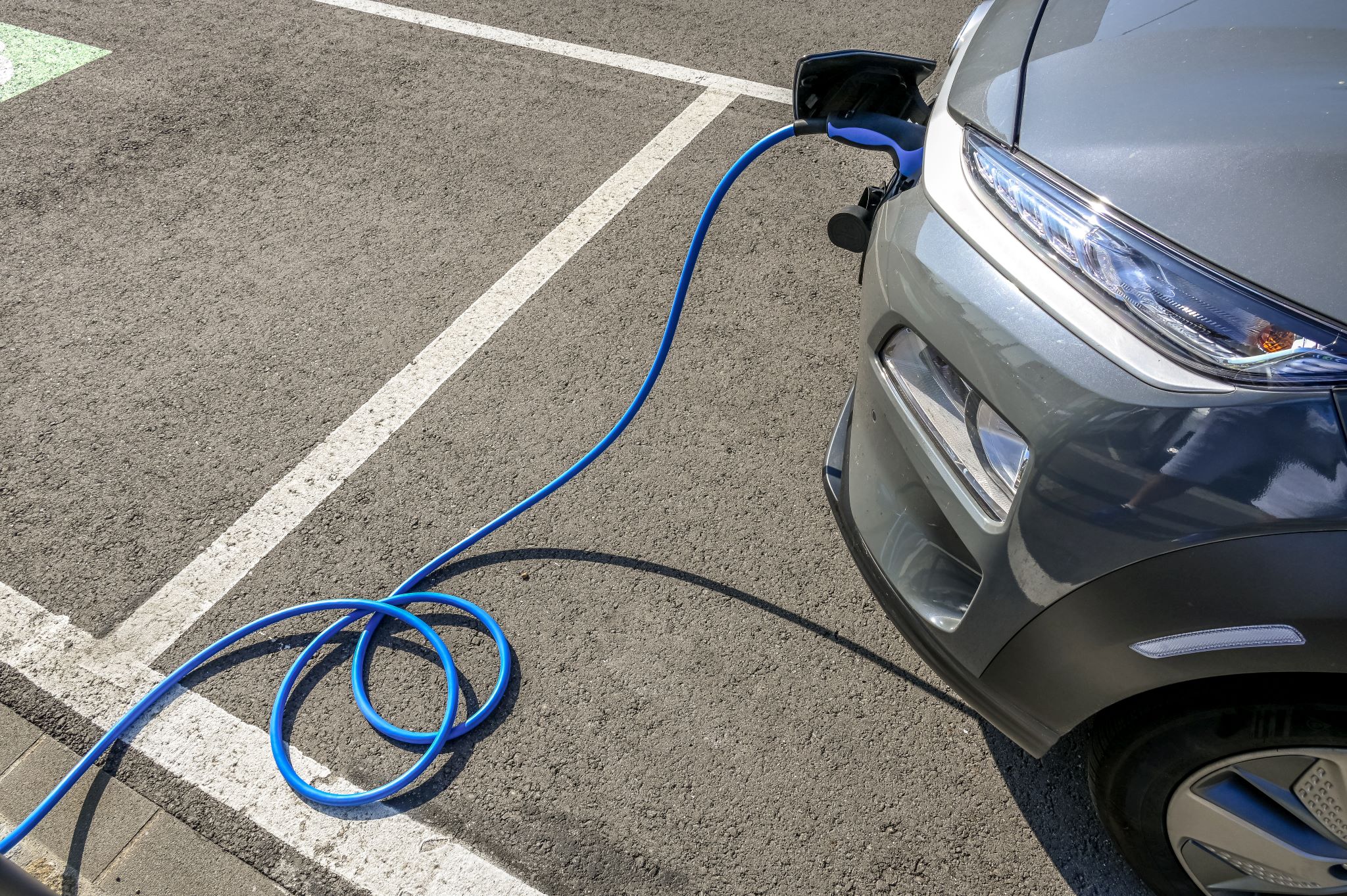 Voiture électrique : pouvez-vous tirer un câble qui passe sur le trottoir