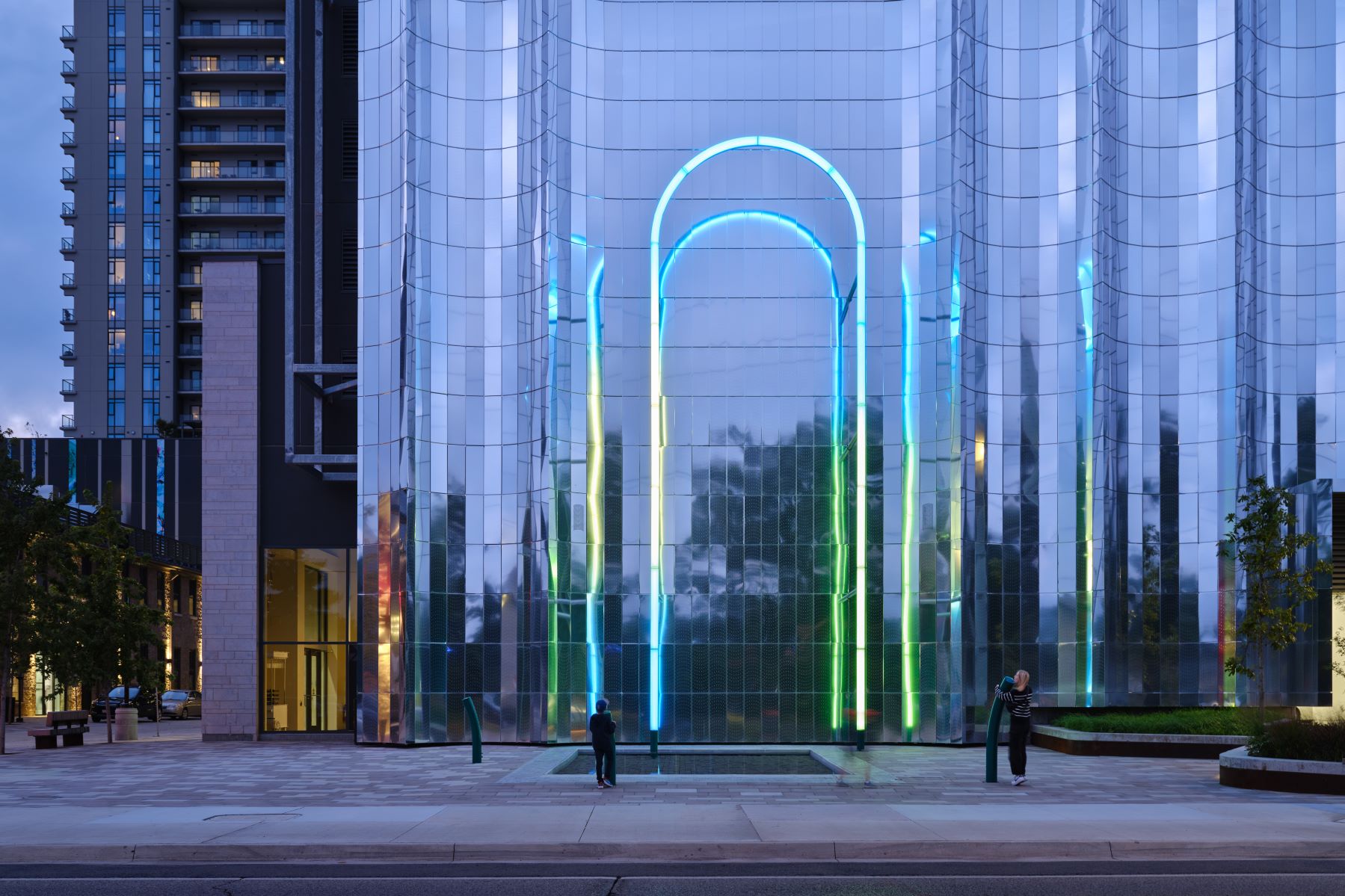 Bijzonder: deze verlichte boog zegt je op zijn eigen manier gedag!